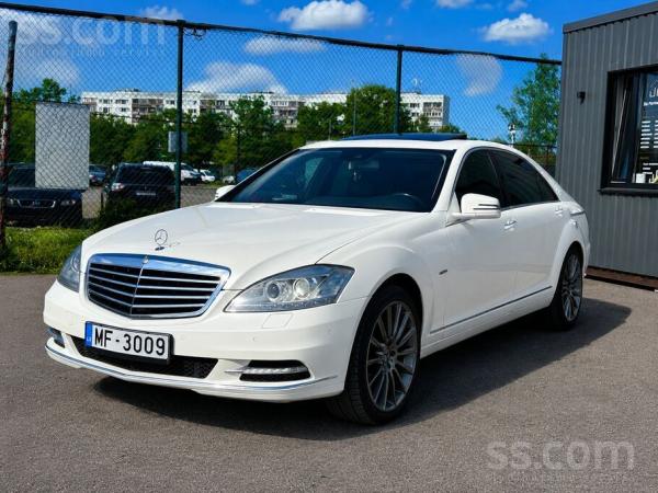 Белый Мерседес С 350 2009 в Рига, объемом двигателя 3.00 л и пробегом 258 тыс. км за 10990 €, фото 1 на AUTOMOTO.COM.LV