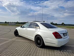 White Mercedes-Benz S 350 2010 in Riga, with an engine capacity of 3.00 L and mileage of 403 thousand km for 10500 €, photo 3 on AUTOMOTO.COM.LV
