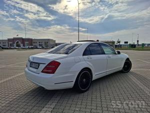 White Mercedes-Benz S 350 2010 in Riga, with an engine capacity of 3.00 L and mileage of 403 thousand km for 10500 €, photo 4 on AUTOMOTO.COM.LV
