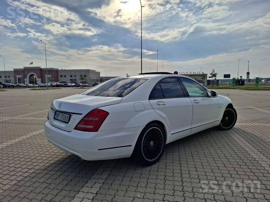 White Mercedes-Benz S 350 2010 in Riga, with an engine capacity of 3.00 L and mileage of 403 thousand km for 10500 €, photo 4 on AUTOMOTO.COM.LV