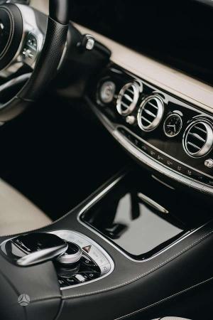 Melns Mercedes-Benz S 400 2019 Kauņa, ar dzinēja tilpumu 2.93 L un nobraukumu 140 tūkst. km par 45500 €, foto 28 vietnē AUTOMOTO.COM.LV