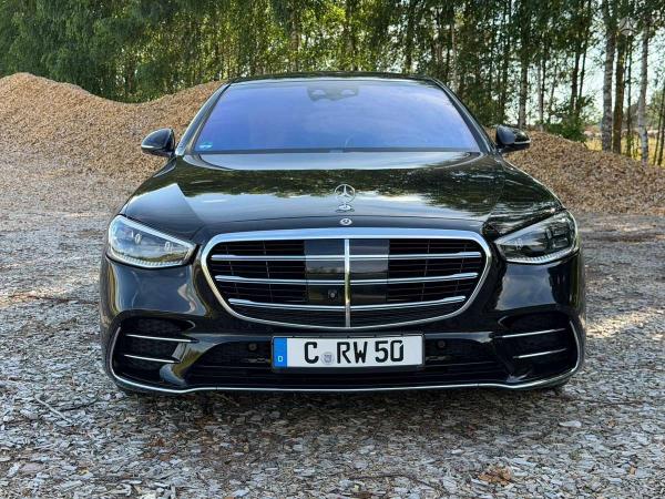 Black Mercedes-Benz S 400 2021 in Taurage, with an engine capacity of 3.00 L and mileage of 210 thousand km for 64000 €, photo 2 on AUTOMOTO.COM.LV
