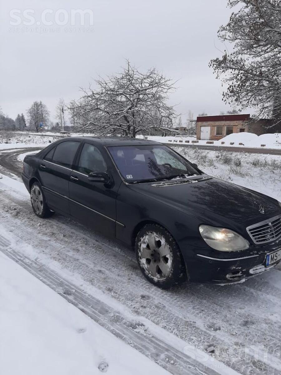Черный Мерседес С 400 2001 в Рига, объемом двигателя 4.00 л и пробегом 245 тыс. км за 2000 €, фото 1 на AUTOMOTO.COM.LV