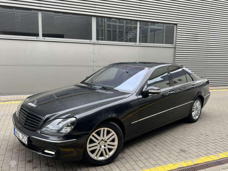 Черный Мерседес С 400 2002 в Вильнюс, объемом двигателя 4.00 л и пробегом 350 тыс. км за 1950 €, фото 1 на AUTOMOTO.COM.LV
