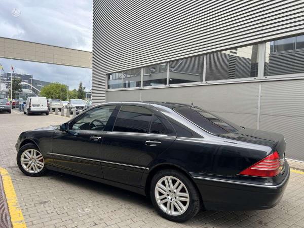 Мерседес С 400 2002 в Вильнюс на AUTOMOTO.COM.LV Черный Мерседес С 400 2002 в Вильнюс, объемом двигателя 4.00 л и пробегом 350 тыс. км за 1950 €, фото 3 на AUTOMOTO.COM.LV