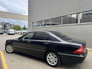 Черный Мерседес С 400 2002 в Вильнюс, объемом двигателя 4.00 л и пробегом 350 тыс. км за 1950 €, фото 3 на AUTOMOTO.COM.LV