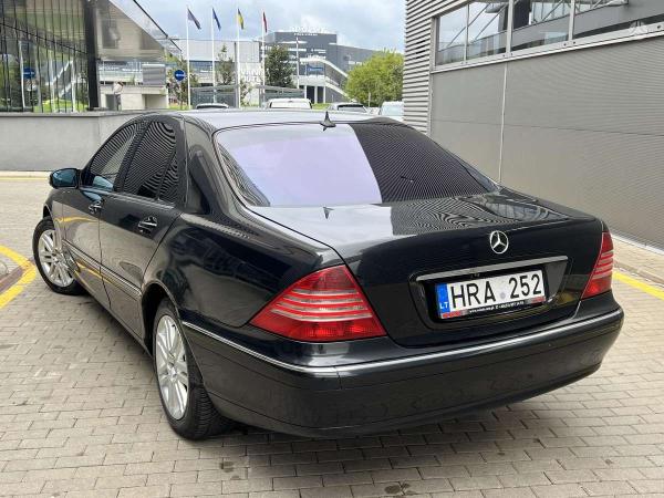 Мерседес С 400 2002 в Вильнюс на AUTOMOTO.COM.LV Черный Мерседес С 400 2002 в Вильнюс, объемом двигателя 4.00 л и пробегом 350 тыс. км за 1950 €, фото 5 на AUTOMOTO.COM.LV