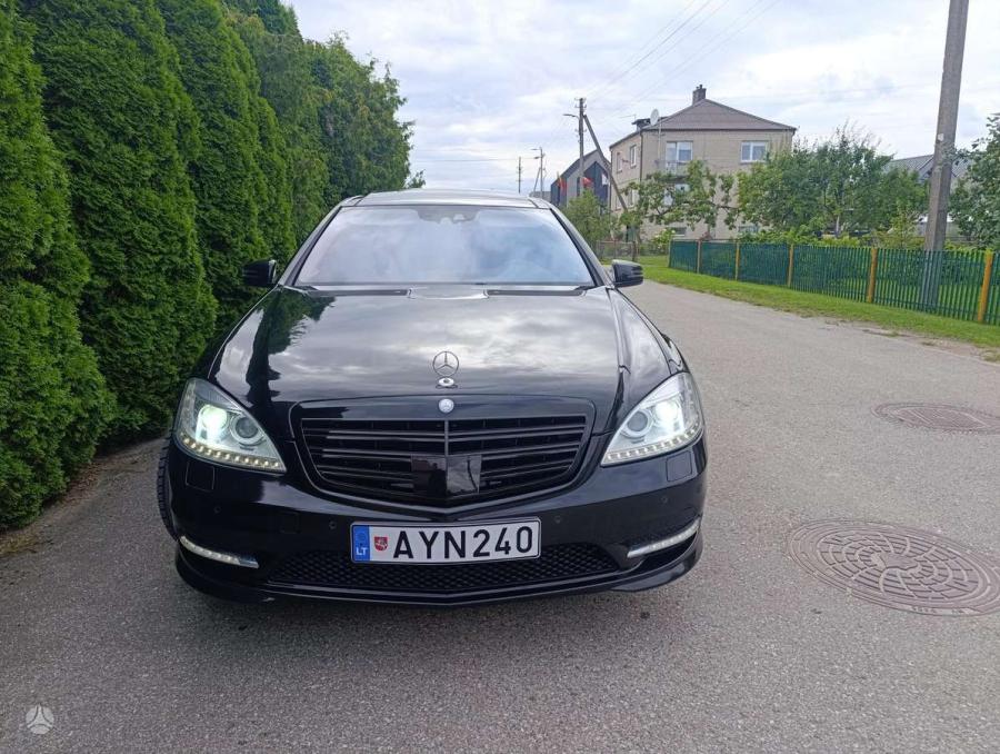 Черный Мерседес С 400 2009 в Каунас, объемом двигателя 3.50 л и пробегом 226 тыс. км за 12000 €, фото 1 на AUTOMOTO.COM.LV