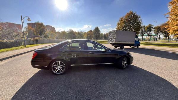 Melns Mercedes-Benz S 400 2010 Viļņa, ar dzinēja tilpumu 3.50 L un nobraukumu 340 tūkst. km par 12800 €, foto 2 vietnē AUTOMOTO.COM.LV