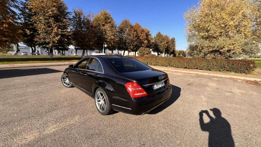 Black Mercedes-Benz S 400 2010 in Vilnius, with an engine capacity of 3.50 L and mileage of 340 thousand km for 12800 €, photo 4 on AUTOMOTO.COM.LV