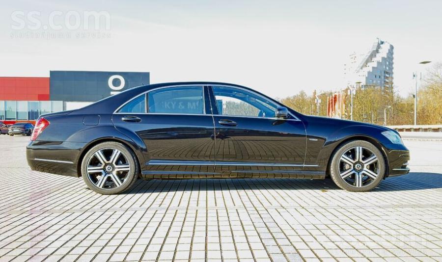 Black Mercedes-Benz S 400 2010 in Riga, with an engine capacity of 3.50 L and mileage of 233 thousand km for 15500 €, photo 4 on AUTOMOTO.COM.LV