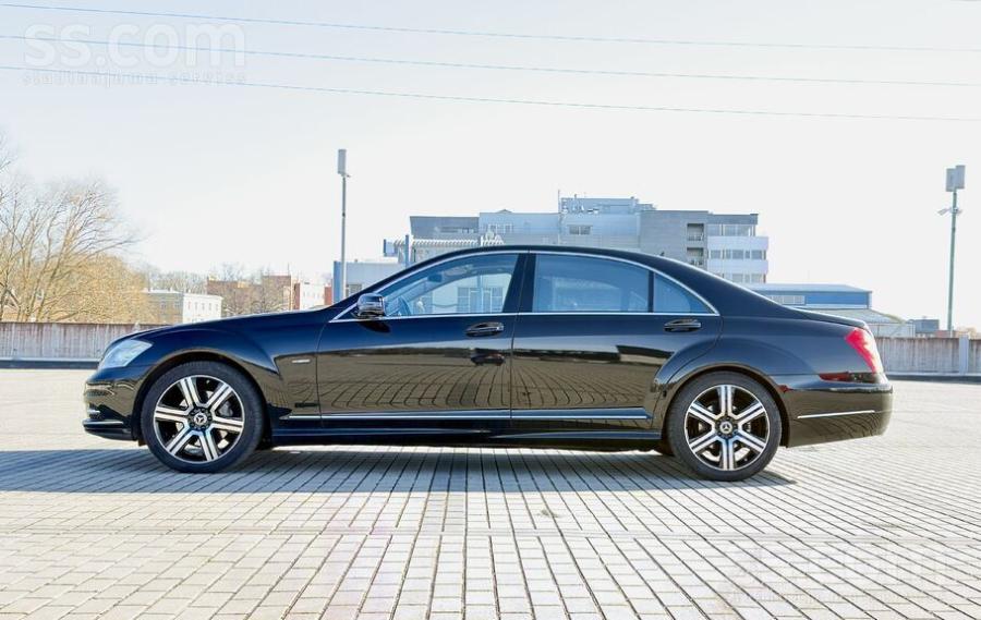 Black Mercedes-Benz S 400 2010 in Riga, with an engine capacity of 3.50 L and mileage of 233 thousand km for 15500 €, photo 5 on AUTOMOTO.COM.LV