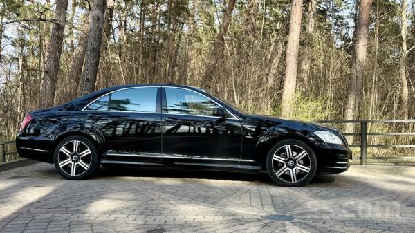 Black Mercedes-Benz S 400 2010 in Riga, with an engine capacity of 3.50 L and mileage of 237 thousand km for 13500 €, photo 1 on AUTOMOTO.COM.LV