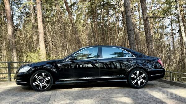 Black Mercedes-Benz S 400 2010 in Riga, with an engine capacity of 3.50 L and mileage of 237 thousand km for 13500 €, photo 3 on AUTOMOTO.COM.LV