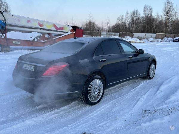 Black Mercedes-Benz S 400 2013 in Riga, with an engine capacity of 3.50 L and mileage of 285 thousand km for 16500 €, photo 3 on AUTOMOTO.COM.LV