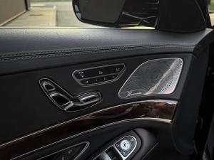 Melns Mercedes-Benz S 400 2018 Jelgava, ar dzinēja tilpumu 3.00 L un nobraukumu 214 tūkst. km par 43000 €, foto 20 vietnē AUTOMOTO.COM.LV