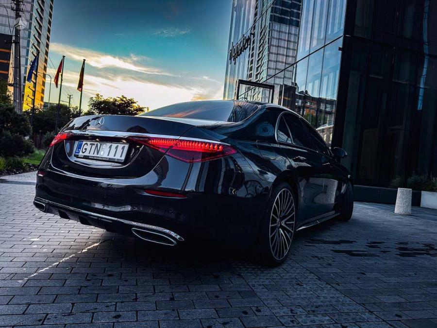 Black Mercedes-Benz S 400 2021 in Vilnius, with an engine capacity of 2.93 L and mileage of 128 thousand km for 65500 €, photo 1 on AUTOMOTO.COM.LV