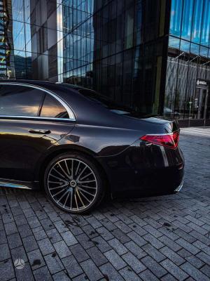 Black Mercedes-Benz S 400 2021 in Vilnius, with an engine capacity of 2.93 L and mileage of 128 thousand km for 65500 €, photo 4 on AUTOMOTO.COM.LV