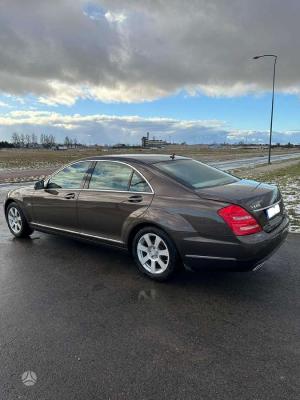 Brown Mercedes-Benz S 400 2010 in Kaunas, with an engine capacity of 3.50 L and mileage of 365 thousand km for 8000 €, photo 3 on AUTOMOTO.COM.LV
