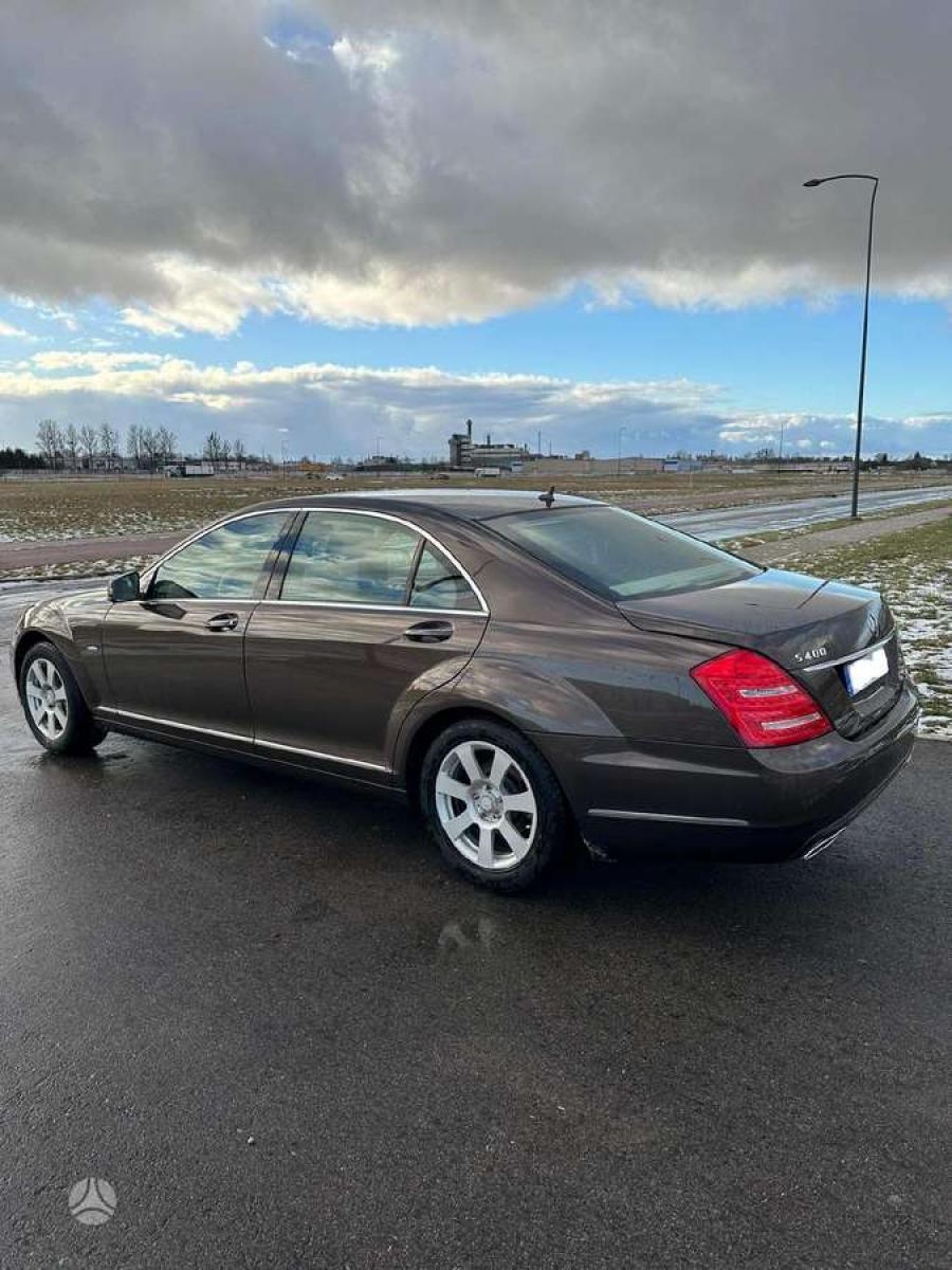 Brown Mercedes-Benz S 400 2010 in Kaunas, with an engine capacity of 3.50 L and mileage of 365 thousand km for 8000 €, photo 3 on AUTOMOTO.COM.LV
