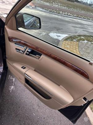 Brown Mercedes-Benz S 400 2010 in Kaunas, with an engine capacity of 3.50 L and mileage of 365 thousand km for 8000 €, photo 6 on AUTOMOTO.COM.LV