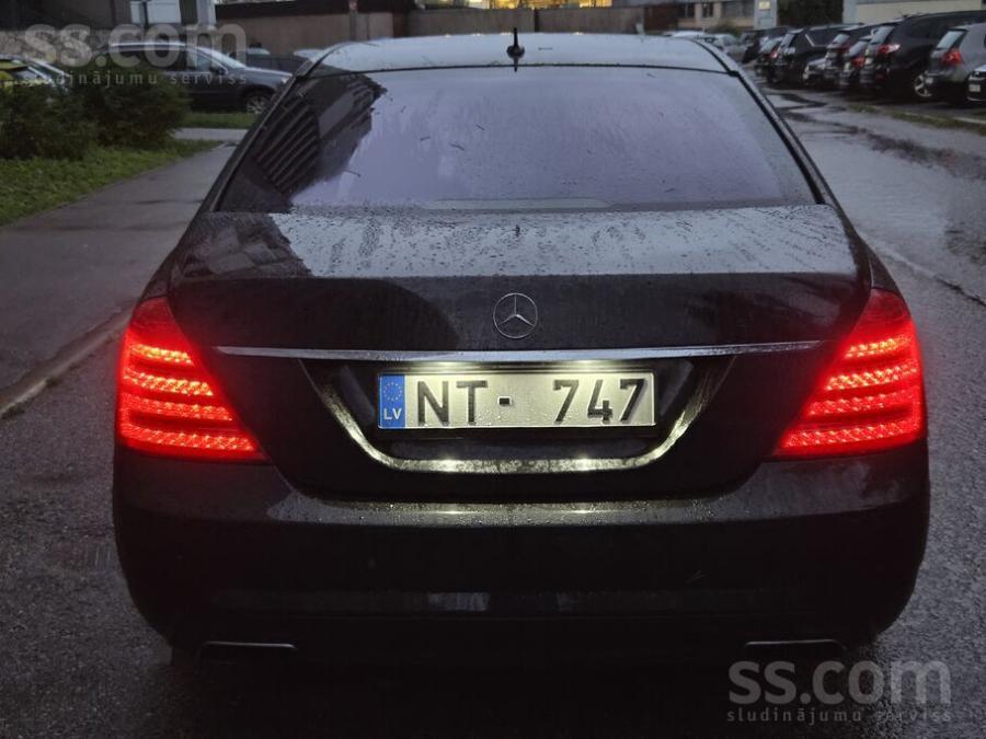Black Mercedes-Benz s-420 2007 in Riga, with an engine capacity of 4.00 L and mileage of 319 thousand km for 8200 €, photo 4 on AUTOMOTO.COM.LV