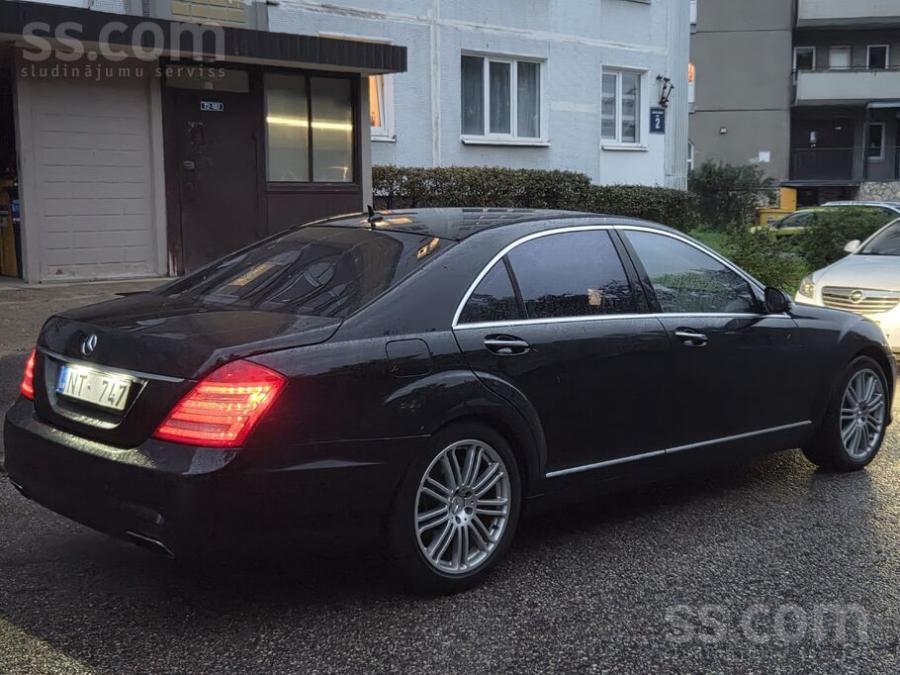 Black Mercedes-Benz s-420 2007 in Riga, with an engine capacity of 4.00 L and mileage of 319 thousand km for 8200 €, photo 5 on AUTOMOTO.COM.LV
