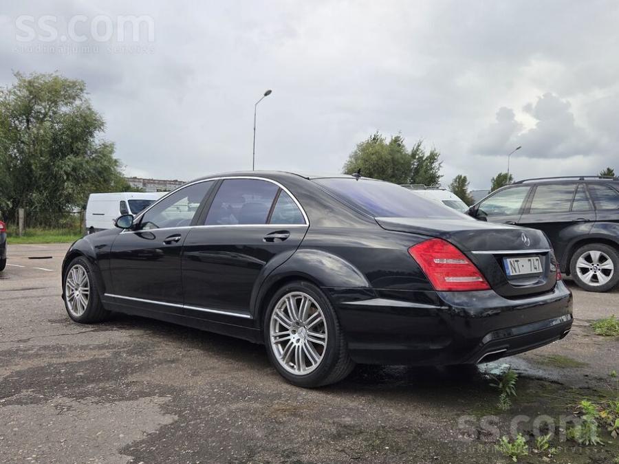 Black Mercedes-Benz s-420 2007 in Riga, with an engine capacity of 4.00 L and mileage of 319 thousand km for 8200 €, photo 10 on AUTOMOTO.COM.LV