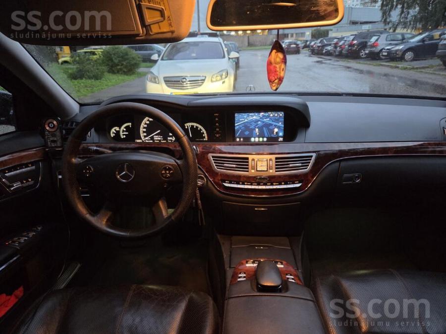 Black Mercedes-Benz s-420 2007 in Riga, with an engine capacity of 4.00 L and mileage of 319 thousand km for 8200 €, photo 11 on AUTOMOTO.COM.LV