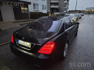 Black Mercedes-Benz s-420 2007 in Riga, with an engine capacity of 4.00 L and mileage of 319 thousand km for 8200 €, photo 1 on AUTOMOTO.COM.LV