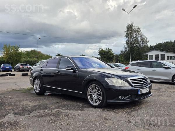 Black Mercedes-Benz s-420 2007 in Riga, with an engine capacity of 4.00 L and mileage of 319 thousand km for 8200 €, photo 9 on AUTOMOTO.COM.LV