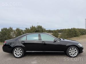 Black Mercedes-Benz s-420 2010 in Riga, with an engine capacity of 4.00 L and mileage of 152 thousand km for 17900 €, photo 4 on AUTOMOTO.COM.LV