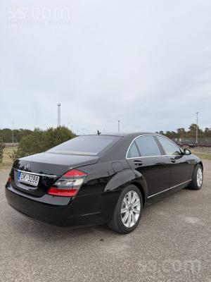 Black Mercedes-Benz s-420 2010 in Riga, with an engine capacity of 4.00 L and mileage of 152 thousand km for 17900 €, photo 5 on AUTOMOTO.COM.LV