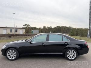 Black Mercedes-Benz s-420 2010 in Riga, with an engine capacity of 4.00 L and mileage of 152 thousand km for 17900 €, photo 6 on AUTOMOTO.COM.LV