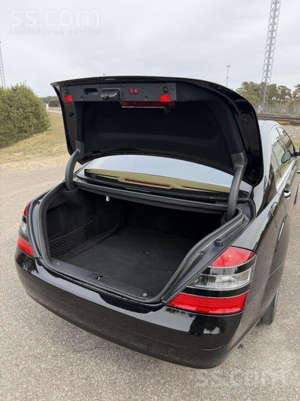 Black Mercedes-Benz s-420 2010 in Riga, with an engine capacity of 4.00 L and mileage of 152 thousand km for 17900 €, photo 7 on AUTOMOTO.COM.LV