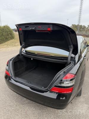 Black Mercedes-Benz s-420 2010 in Riga, with an engine capacity of 4.00 L and mileage of 152 thousand km for 17900 €, photo 8 on AUTOMOTO.COM.LV