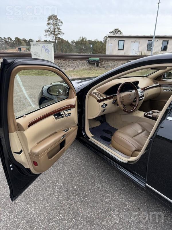 Black Mercedes-Benz s-420 2010 in Riga, with an engine capacity of 4.00 L and mileage of 152 thousand km for 17900 €, photo 9 on AUTOMOTO.COM.LV
