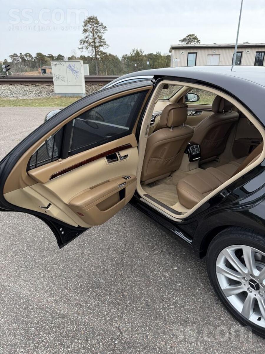 Black Mercedes-Benz s-420 2010 in Riga, with an engine capacity of 4.00 L and mileage of 152 thousand km for 17900 €, photo 12 on AUTOMOTO.COM.LV