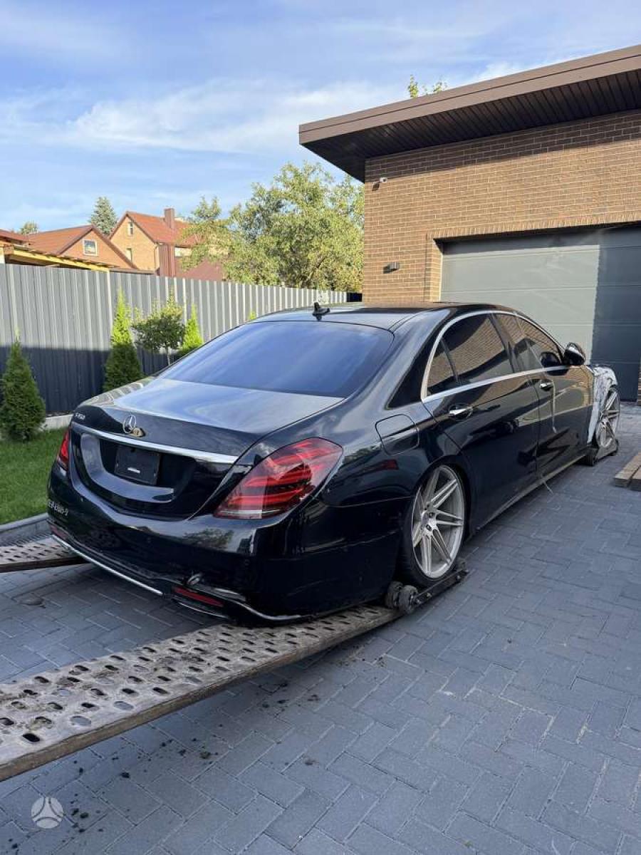 Black Mercedes-Benz S 450 2018 in Vilnius, with an engine capacity of 3.00 L and mileage of 200 thousand km for 8500 €, photo 1 on AUTOMOTO.COM.LV