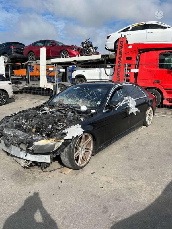Black Mercedes-Benz S 450 2018 in Vilnius, with an engine capacity of 3.00 L and mileage of 200 thousand km for 8500 €, photo 3 on AUTOMOTO.COM.LV