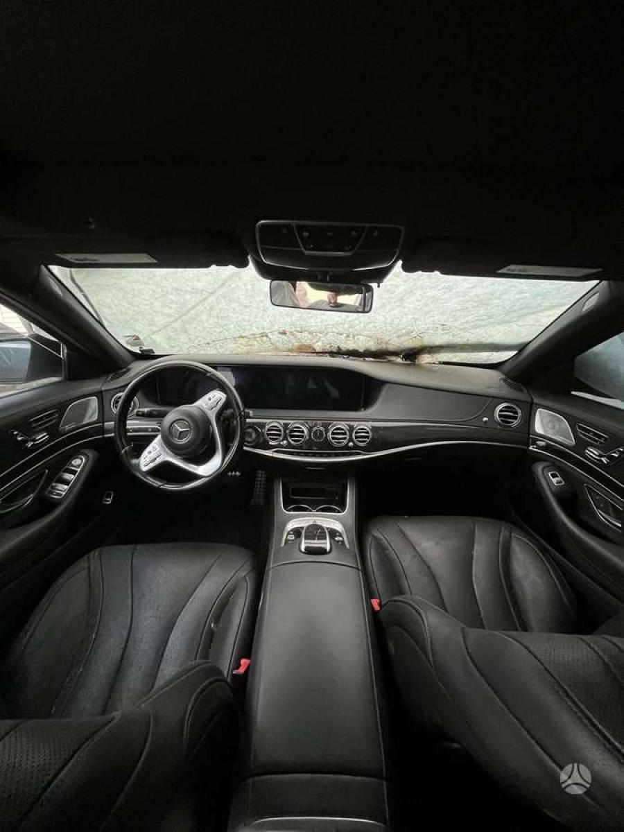 Black Mercedes-Benz S 450 2018 in Vilnius, with an engine capacity of 3.00 L and mileage of 200 thousand km for 8500 €, photo 4 on AUTOMOTO.COM.LV