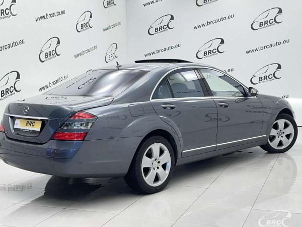 Grey Mercedes-Benz S 450 2007 in Vilnius, with an engine capacity of 4.66 L and mileage of 211 thousand km for 7400 €, photo 3 on AUTOMOTO.COM.LV