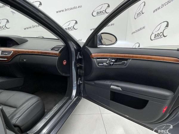 Grey Mercedes-Benz S 450 2007 in Vilnius, with an engine capacity of 4.66 L and mileage of 211 thousand km for 7400 €, photo 9 on AUTOMOTO.COM.LV
