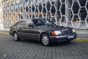 Melns Mercedes-Benz S 500 1992 Viļņa, ar dzinēja tilpumu 4.97 L un nobraukumu 150 tūkst. km par 17500 €, foto  vietnē AUTOMOTO.COM.LV