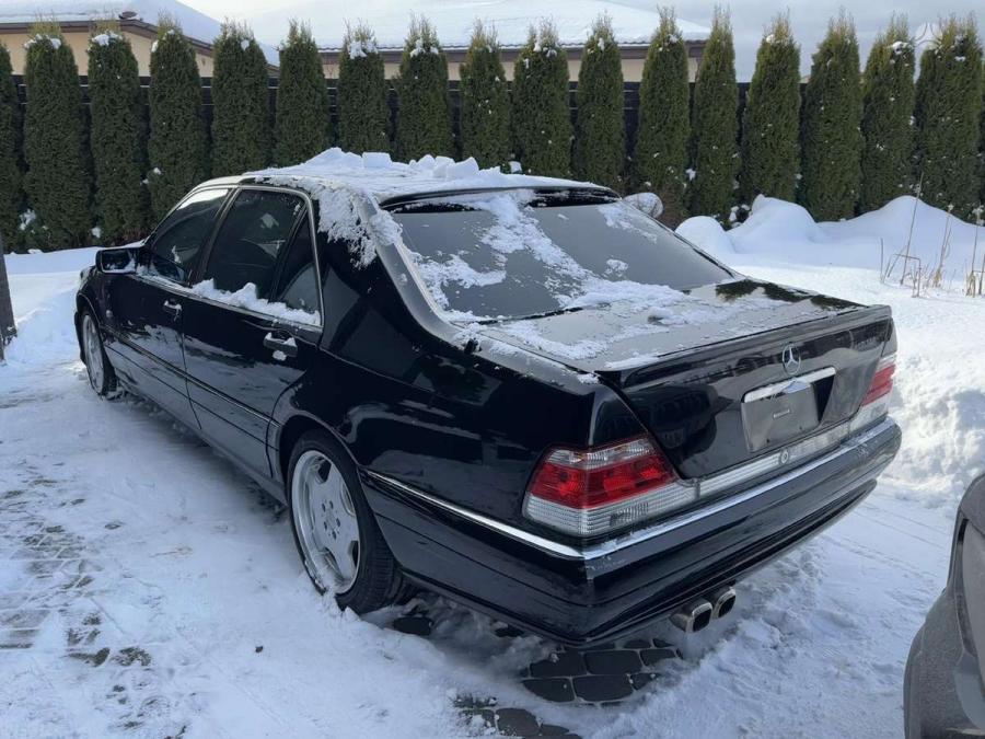 Black Mercedes-Benz S 500 1995 in Klaipeda, with an engine capacity of 5.00 L and mileage of 150 thousand km for 19000 €, photo 1 on AUTOMOTO.COM.LV