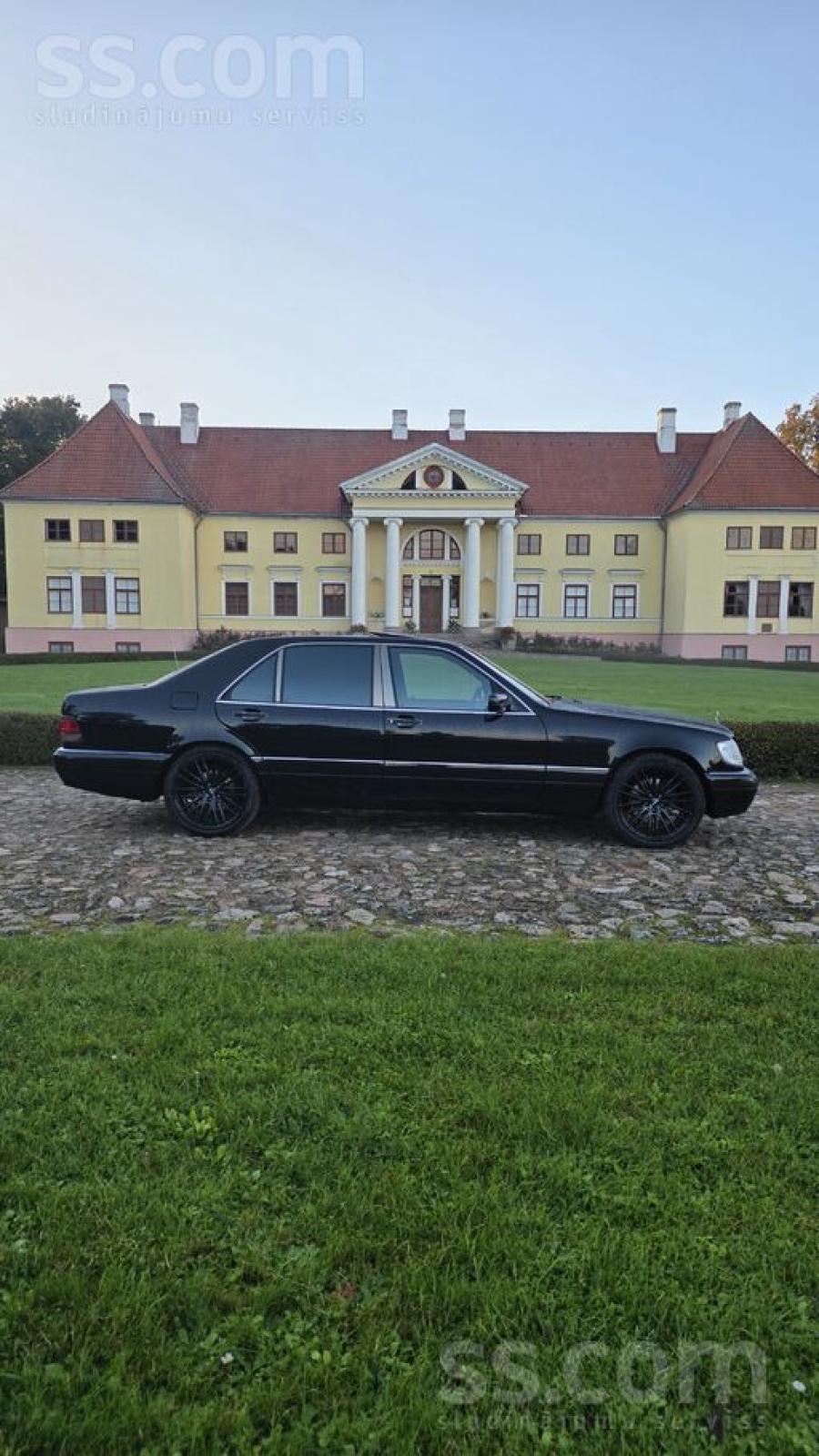 Black Mercedes-Benz S 500 1995 in Tukums, with an engine capacity of 5.00 L and mileage of 144 thousand km for 15500 €, photo 1 on AUTOMOTO.COM.LV