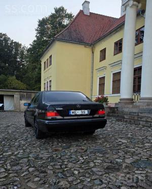 Black Mercedes-Benz S 500 1995 in Tukums, with an engine capacity of 5.00 L and mileage of 144 thousand km for 15500 €, photo 4 on AUTOMOTO.COM.LV