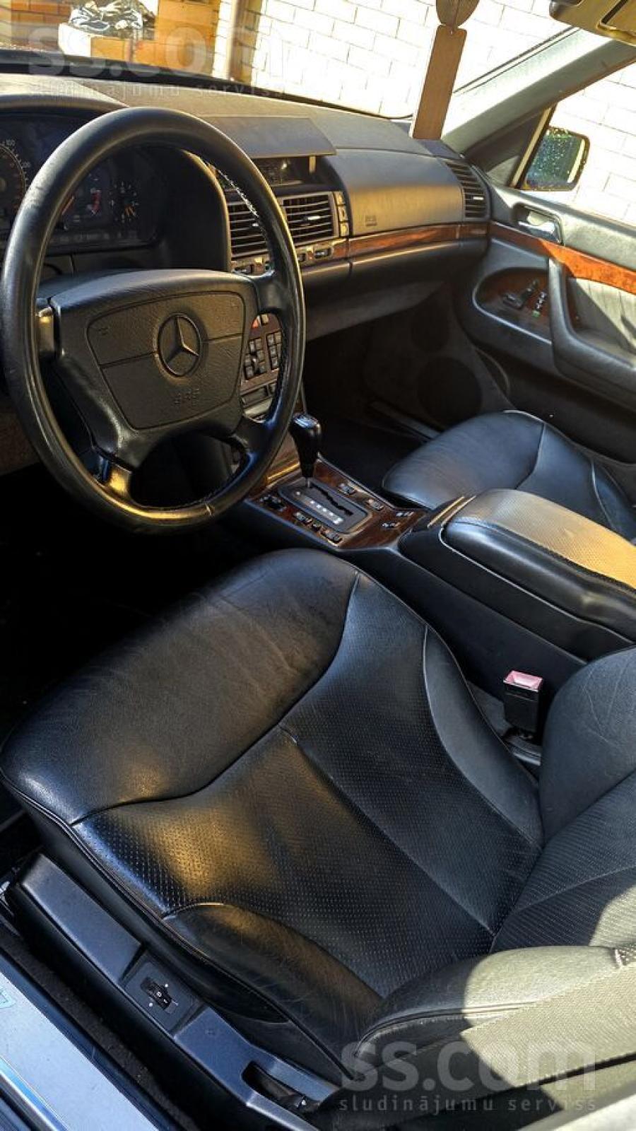Black Mercedes-Benz S 500 1995 in Tukums, with an engine capacity of 5.00 L and mileage of 144 thousand km for 15500 €, photo 6 on AUTOMOTO.COM.LV