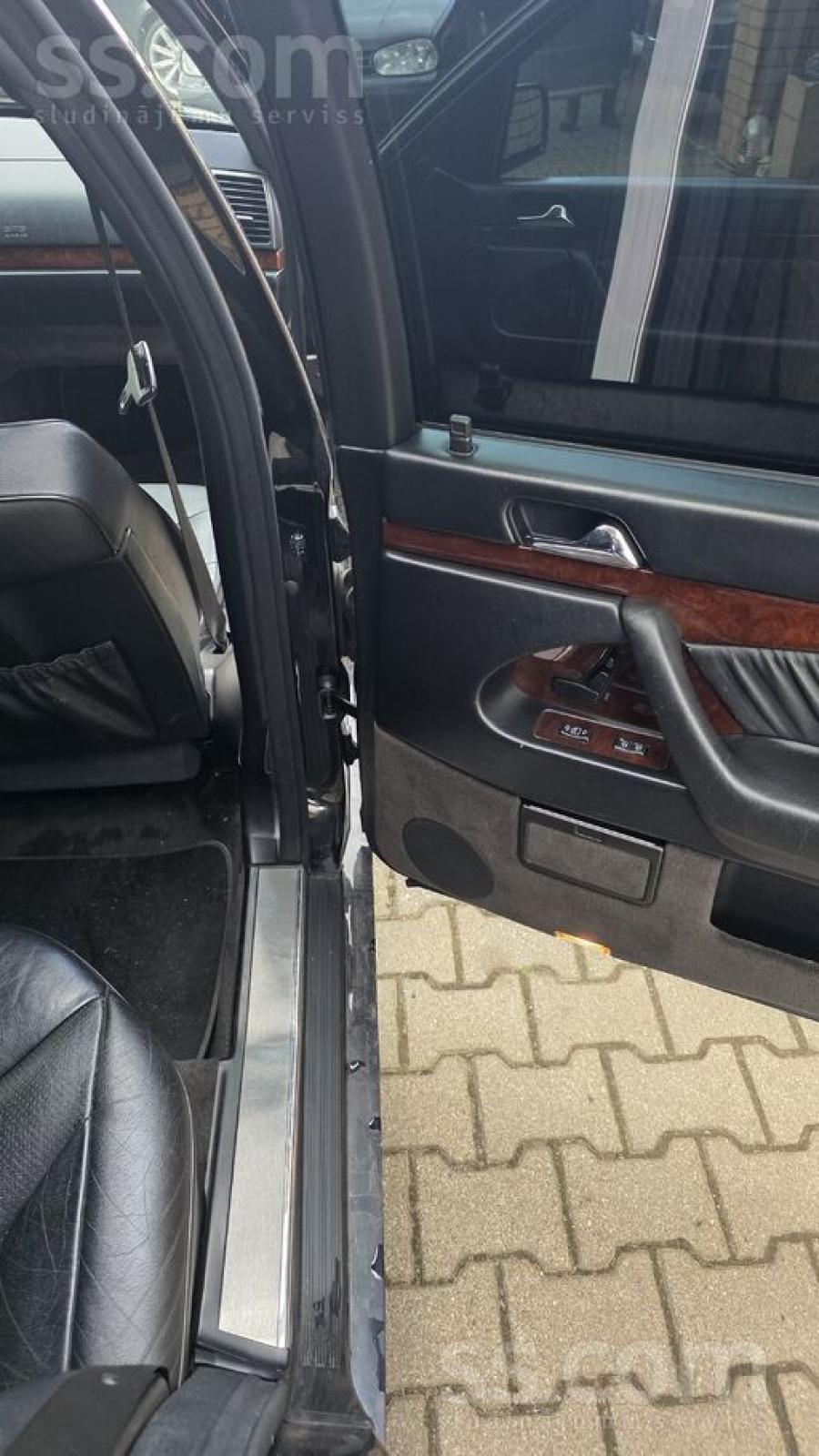 Black Mercedes-Benz S 500 1995 in Tukums, with an engine capacity of 5.00 L and mileage of 144 thousand km for 15500 €, photo 8 on AUTOMOTO.COM.LV