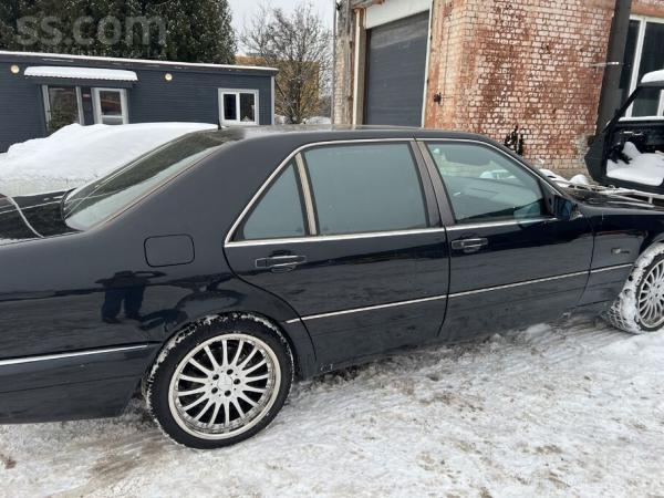 Black Mercedes-Benz S 500 1997 in Riga, with an engine capacity of 5.00 L and mileage of 249 thousand km for 12000 €, photo 4 on AUTOMOTO.COM.LV